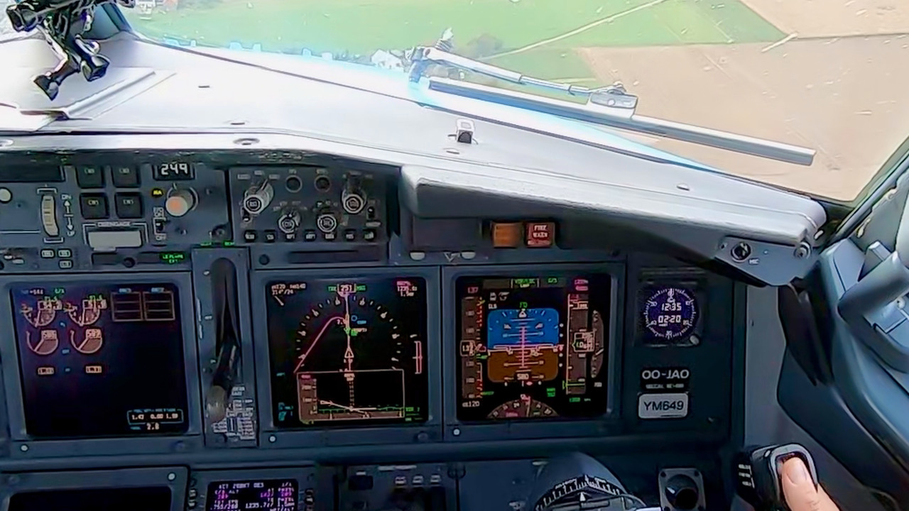 Inside the Cockpit of a Boeing 737 landing at Brussels | Just Planes