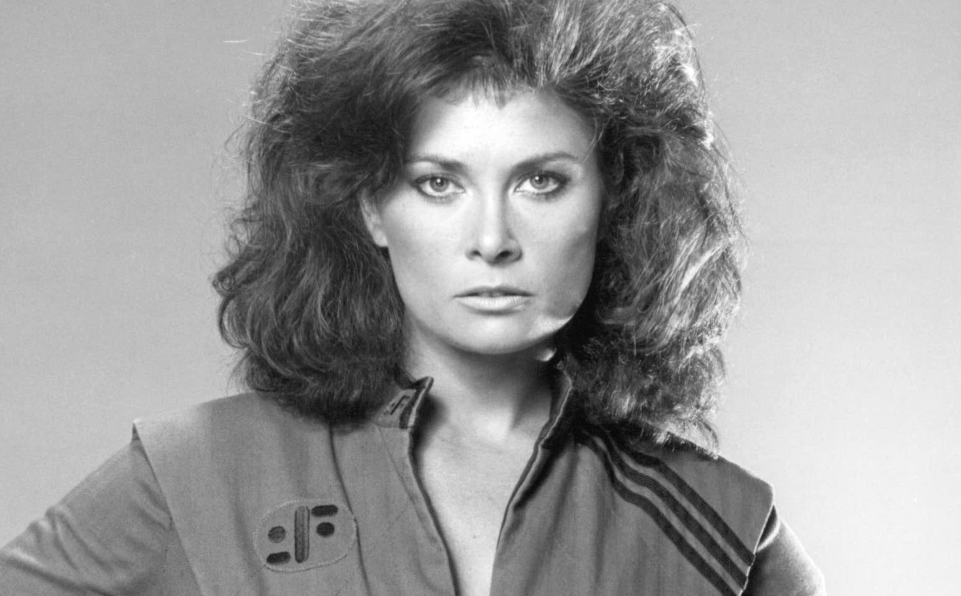 The reptilian queen: Jane Badler and her domination in "V"