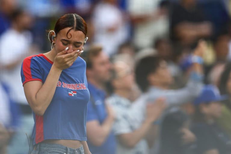 Singer performs US national anthem in Spanish at Dodger Stadium