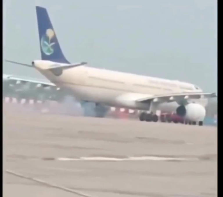 Saudi flight with 250 on board develops technical snag, smoke, sparks ...