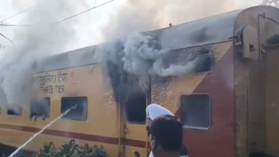 Fire breaks out on Daund–Pune train due to short circuit