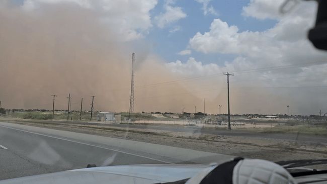 Huge Wall of Dust Reduces Visibility in Western Texas