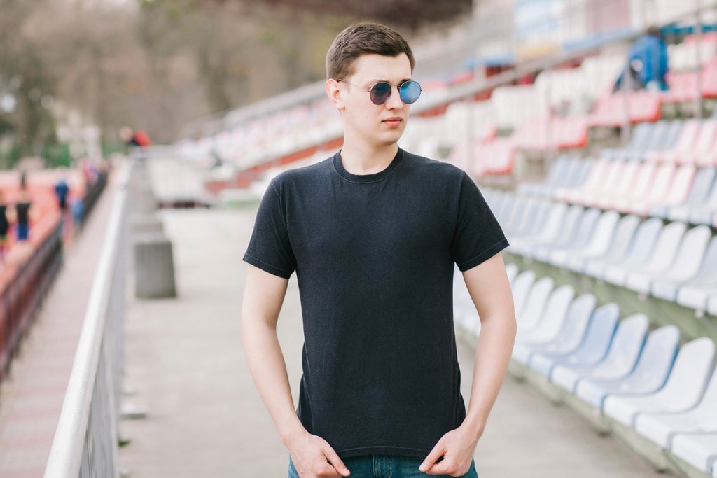 9 Inspirasi Outfit Cowok Kurus Tinggi Agar Stylish & Keren