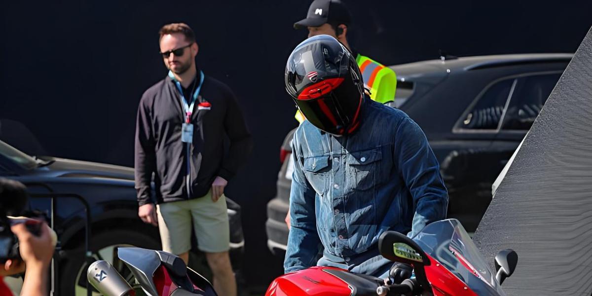 Hamilton vuelve a presumir de moto: llegó con la última maravilla de Ducati