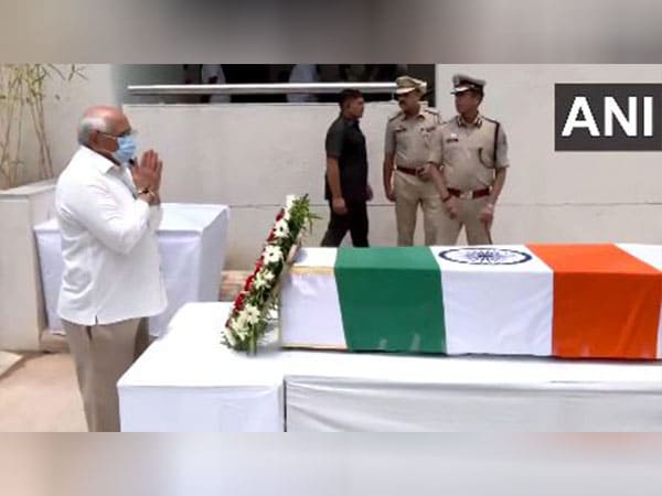 Gujarat mourns as Vijay Rupani's last rites held in Rajkot after tragic ...