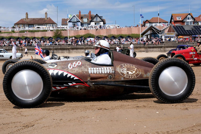 IN PICTURES: 17 amazing photos as hundreds flood Bridlington for epic ...