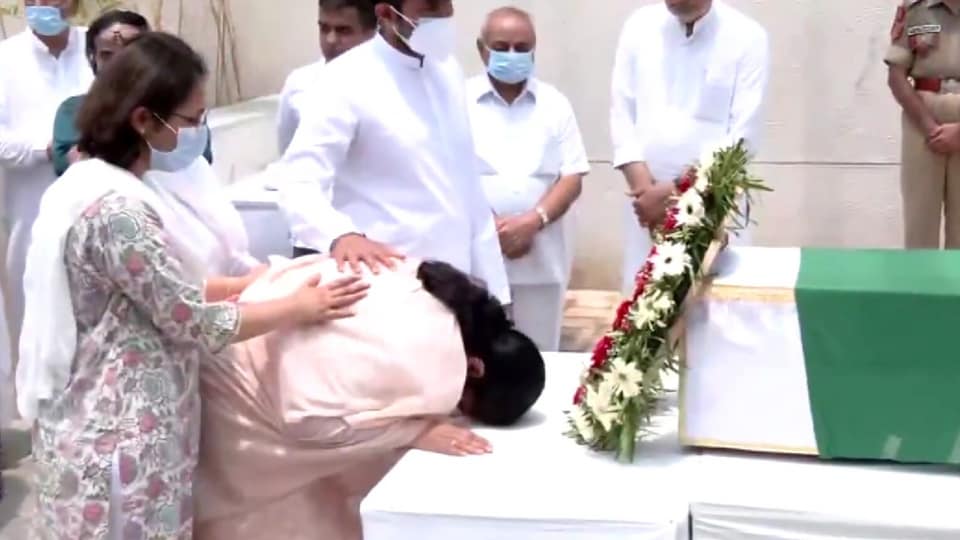 Gujarat ex-CM Vijay Rupani's wife Anjali Rupani bids tearful farewell ...