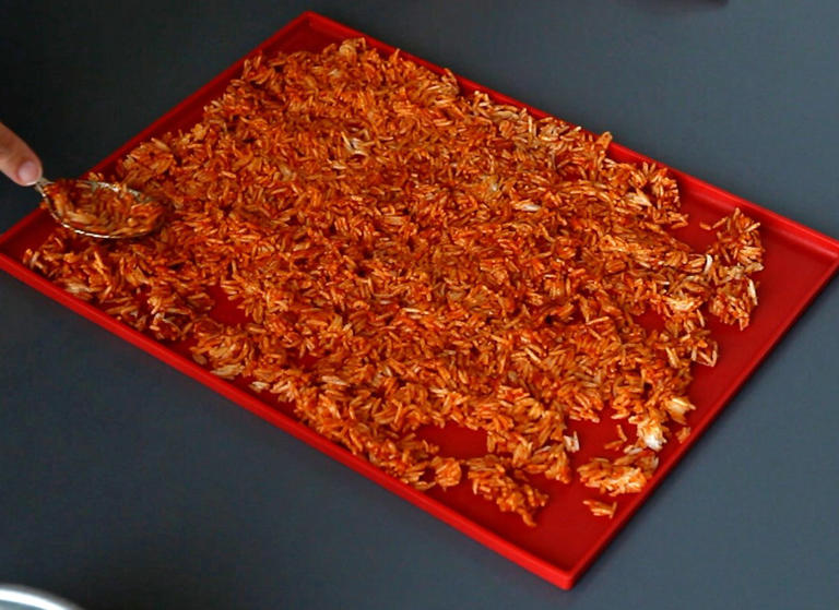 Salade de riz crispy au saumon, croustillante et bien épicée!