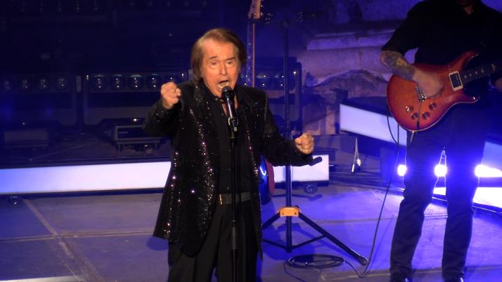 Raphael regresa a los escenarios en una noche de 'escándalo' en Mérida