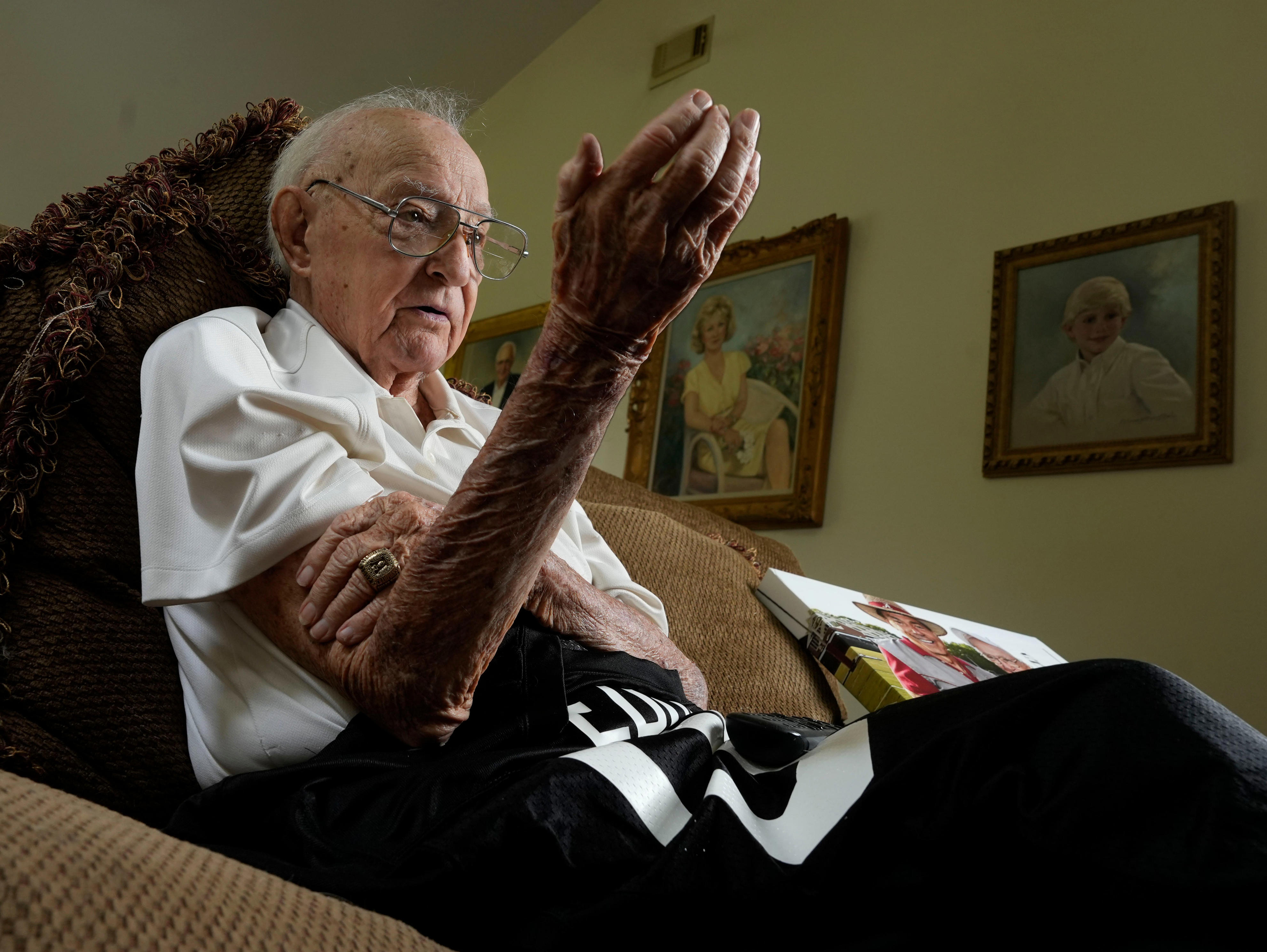 Iconic Alabama football practice official Eddie Conyers passes away