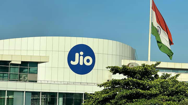 Jio Users Face Network Outages, Majority Face Issues With Mobile Data