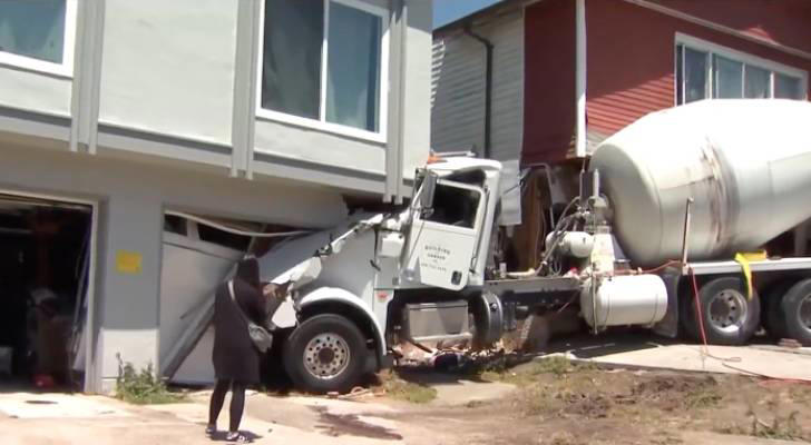 A cement truck crashed into 2 homes in this California town — leaving ...