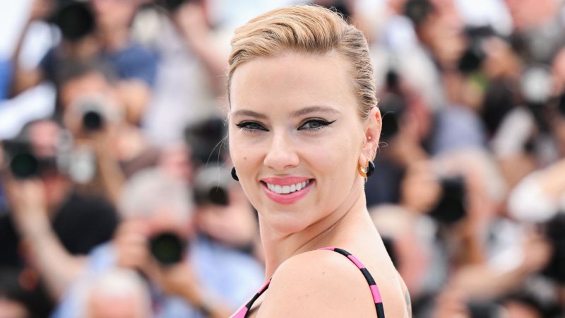 Cannes 2026, sette minuti di applausi per James Gray, ma Scarlett ...