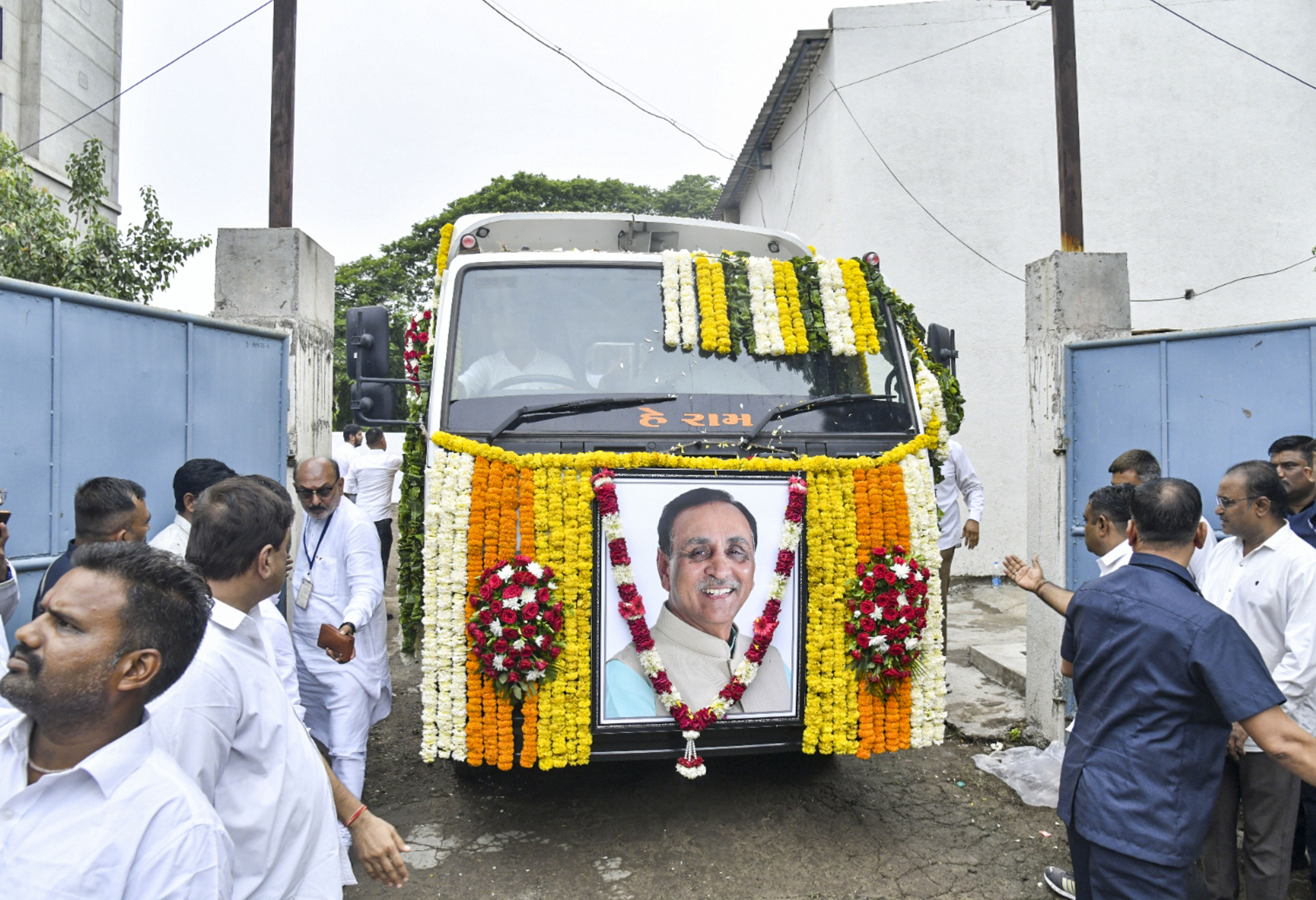Rupani cremated with full state honours at Rajkot; politicians ...