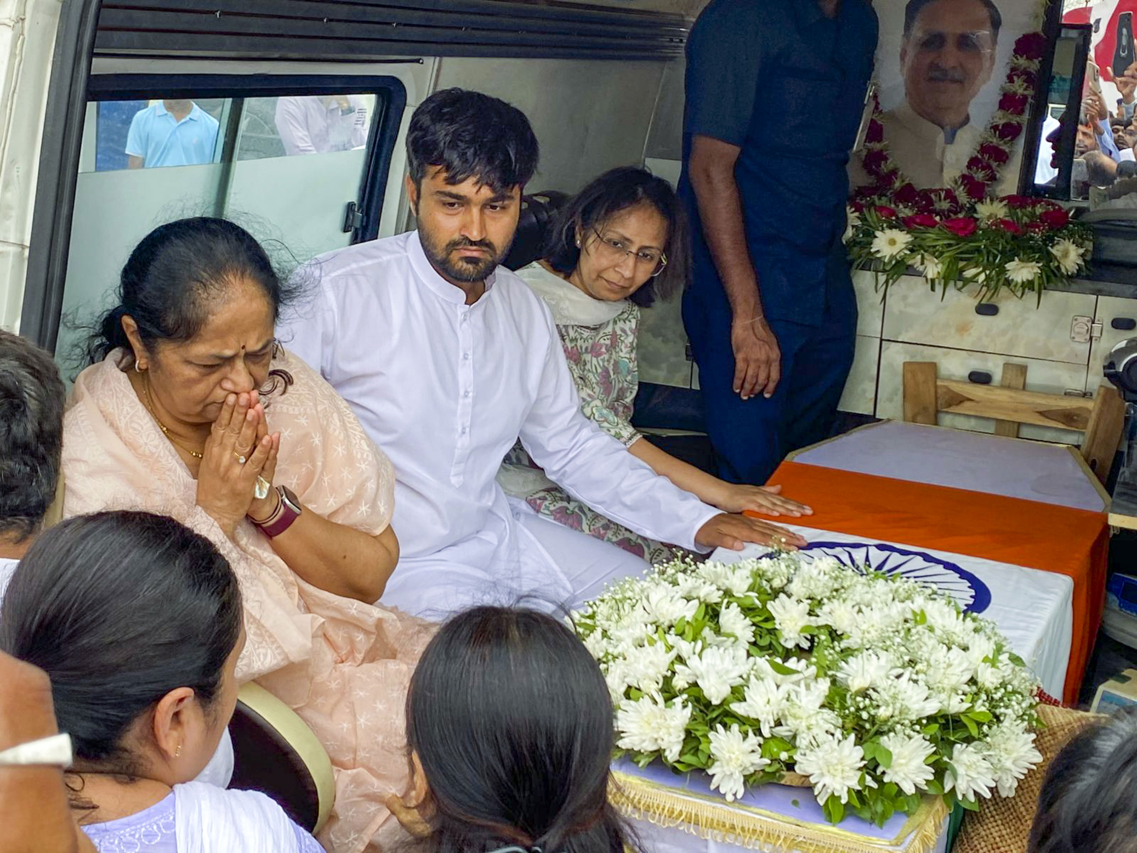 Rupani cremated with full state honours at Rajkot; politicians ...