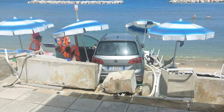 Alba Adriatica (Teramo), auto irrompe in spiaggia: quattro feriti