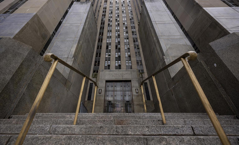 2 court officers stabbed at Manhattan criminal courthouse: Sources