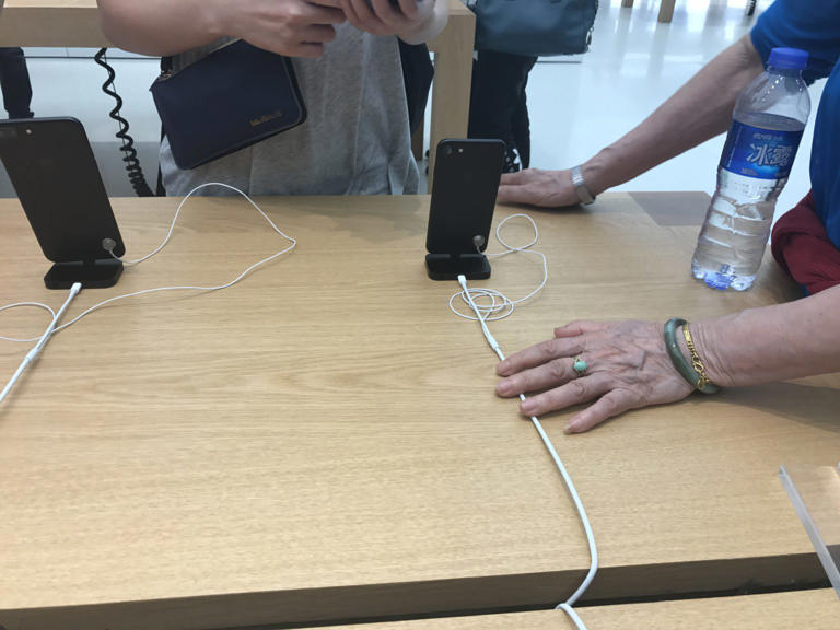 Apple's Anti-Theft Tech Turns Stolen iPhones Into Useless Bricks After ...