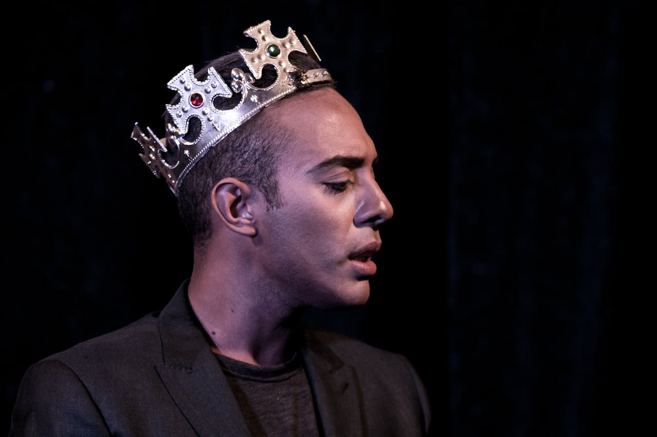 15 Last Names That Sound Like They Belong to Royalty