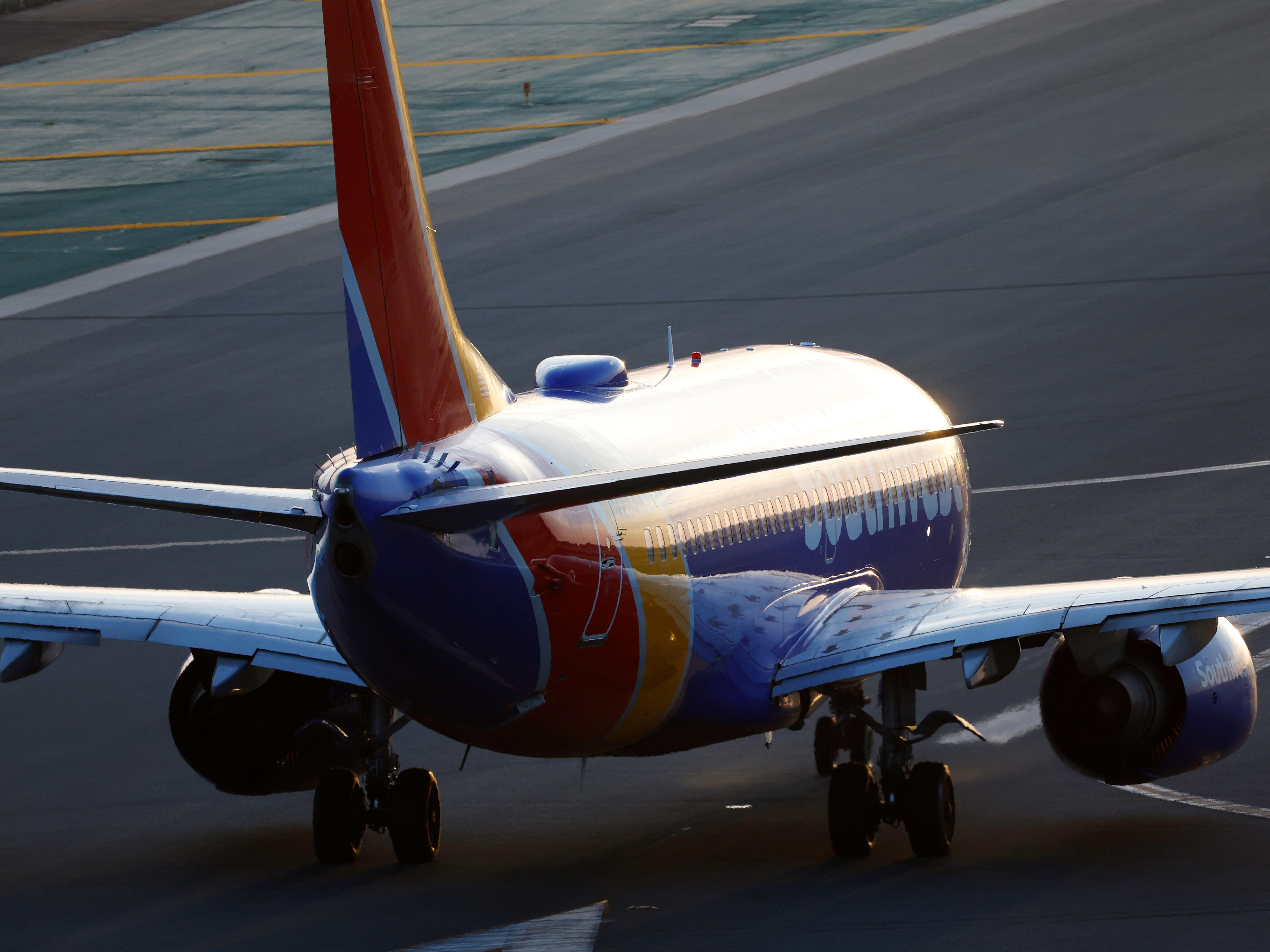 Southwest Airlines is adding cockpit alerts on all 700 of its Boeing ...