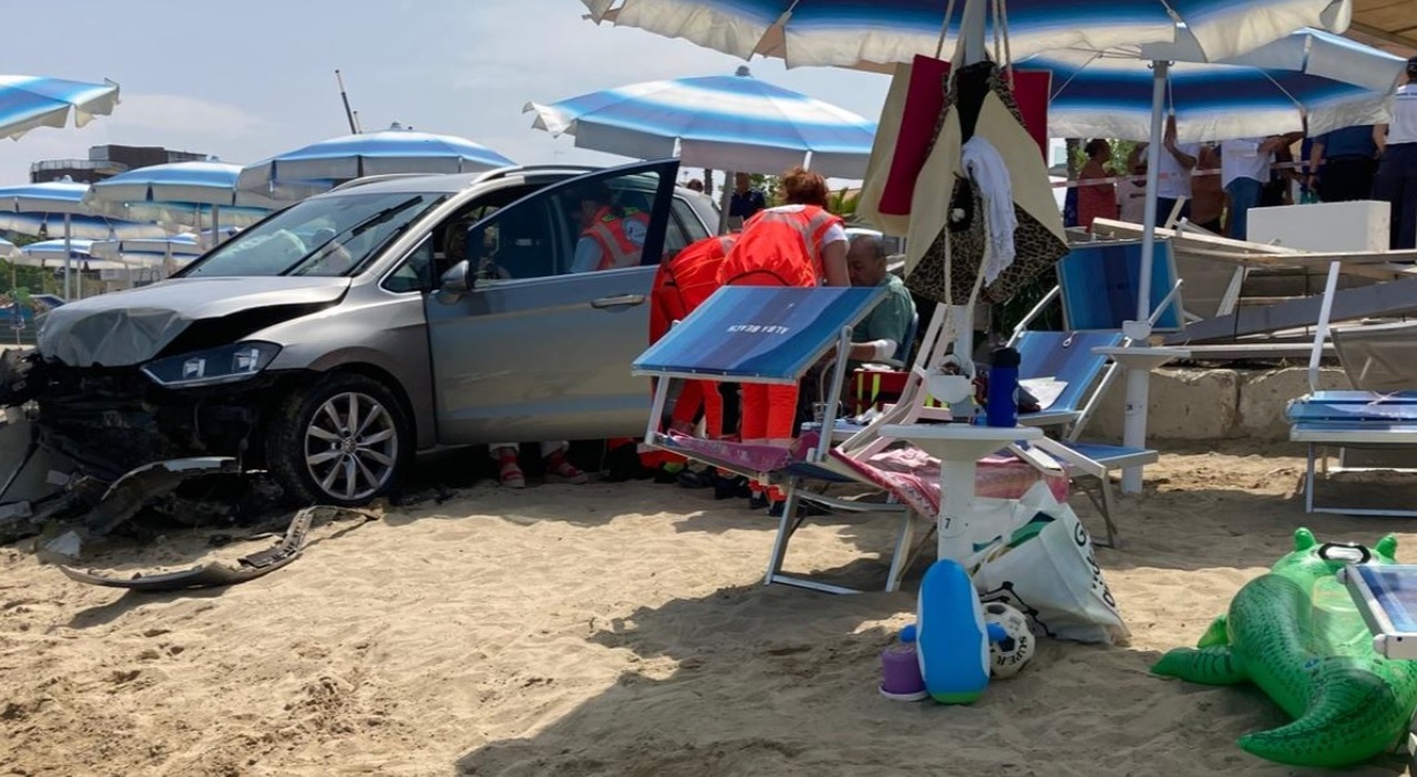 Alba Adriatica, auto piomba in spiaggia: quattro feriti. Alla guida un ...