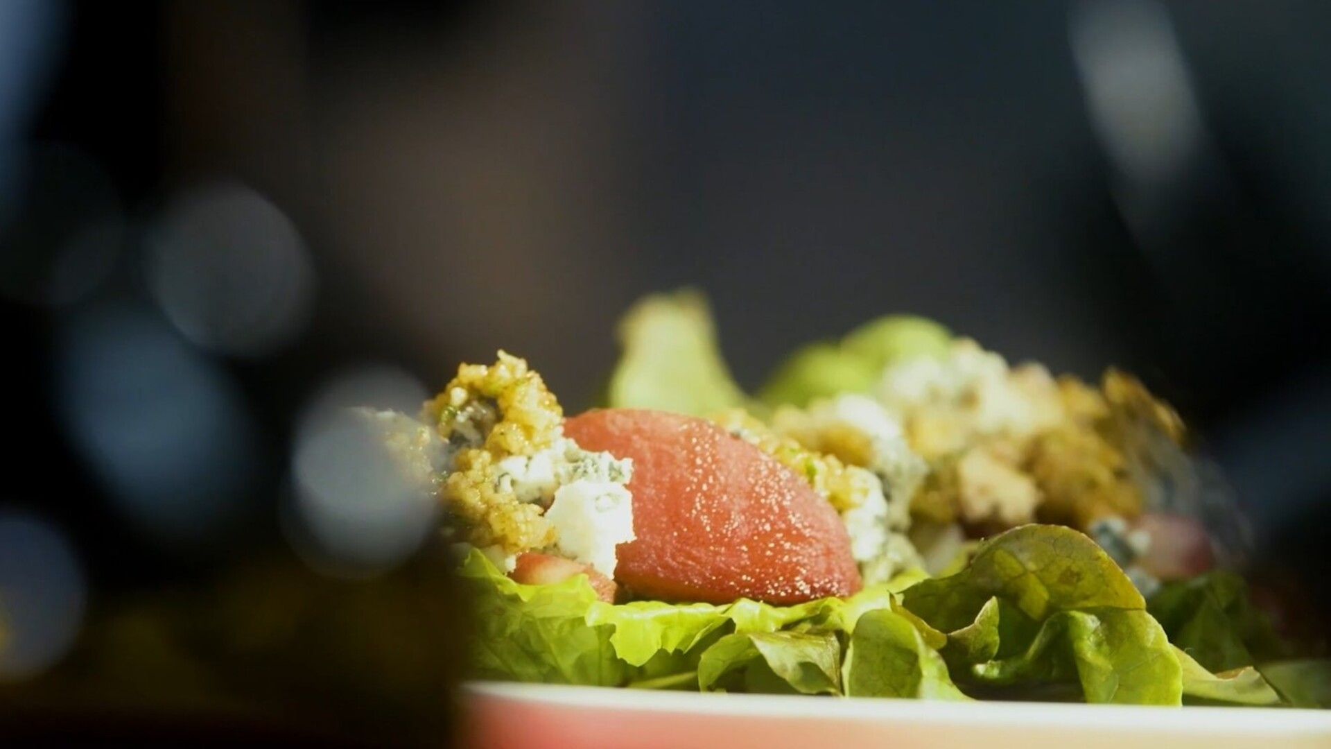 Salade de poires pochées et de roquefort, une symphonie de saveurs ...