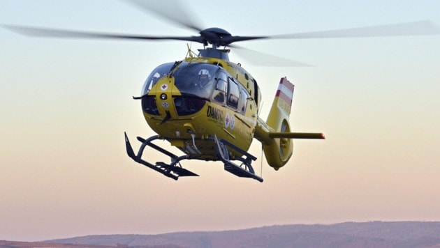 Bub (7) wurde unter Hubstapler eingeklemmt