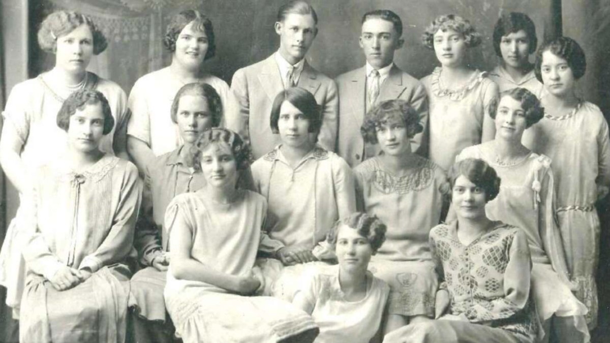 18 Vintage Graduation Photos from the Last 125 Years