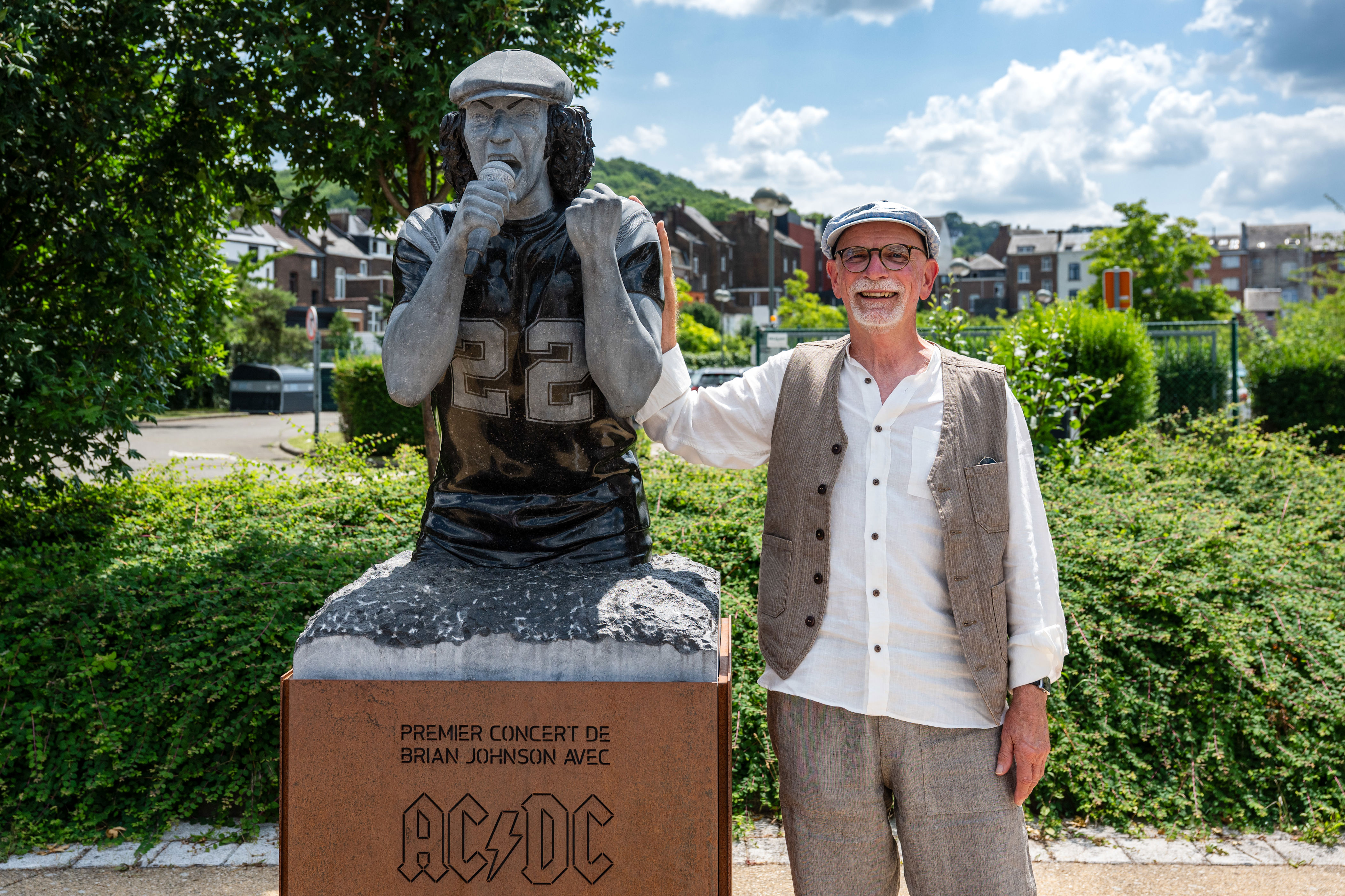 Voormalig bassist van AC/DC Rob Bailey bezoekt AC/DC-esplanade in Namen