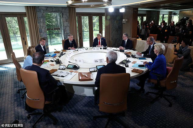 Moment slouching Italian PM Giorgia Meloni rolls her eyes while sat ...