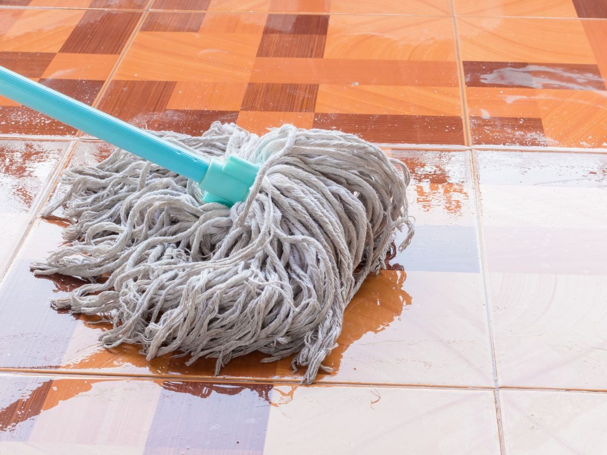 ¿Cómo trapear bien y dejar tu piso limpio y brillante?