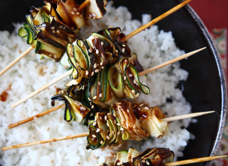 Zucchini skewers with a delicious, spicy Asian sauce