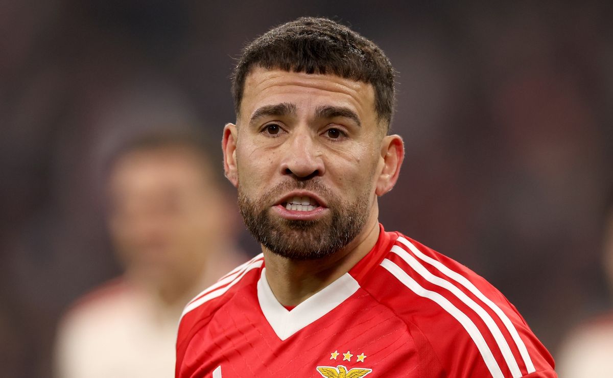 Why is Nicolas Otamendi being booed during Boca Juniors vs. Benfica at ...