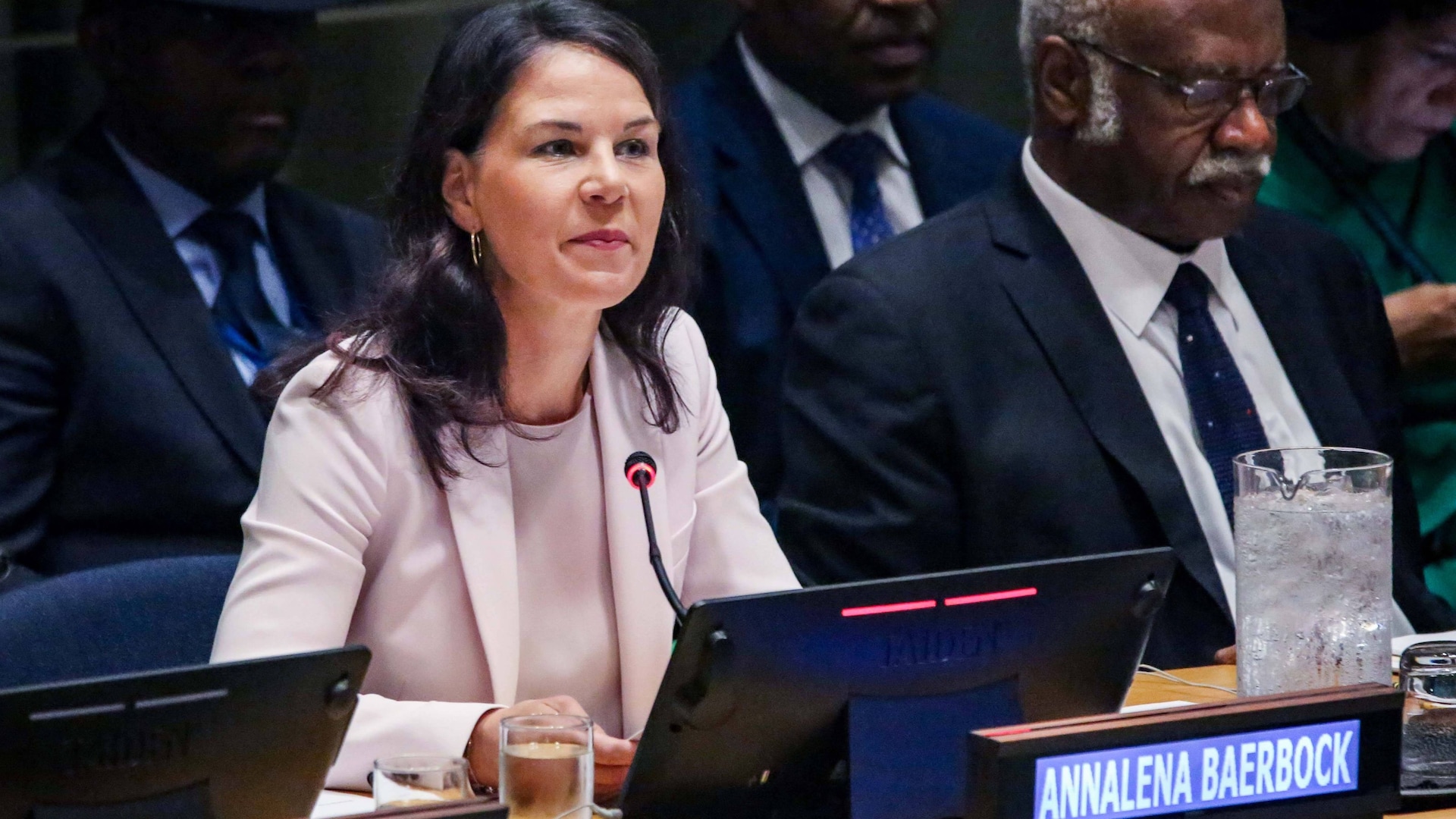 Baerbock verabschiedet sich aus dem Bundestag – ein Detail sorgt für ...
