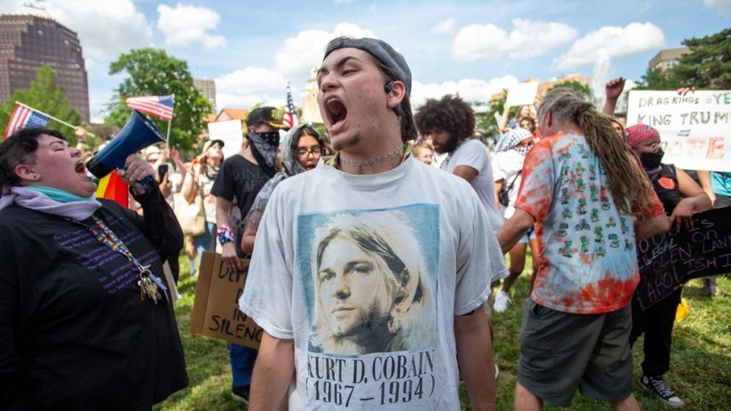 Thousands gather in Kansas City area for ‘No Kings’ protest against the ...