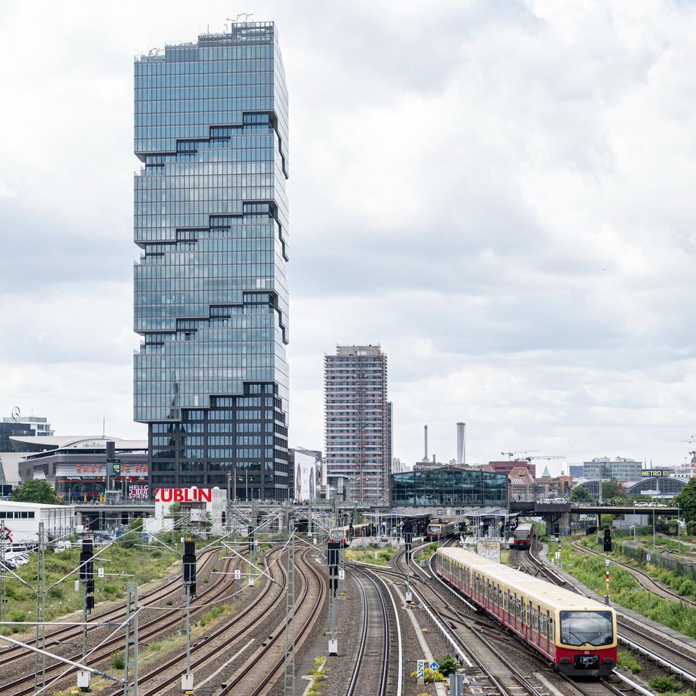 Amazon Tower in Berlin eröffnet: Bald arbeiten 2500 Angestellte des ...