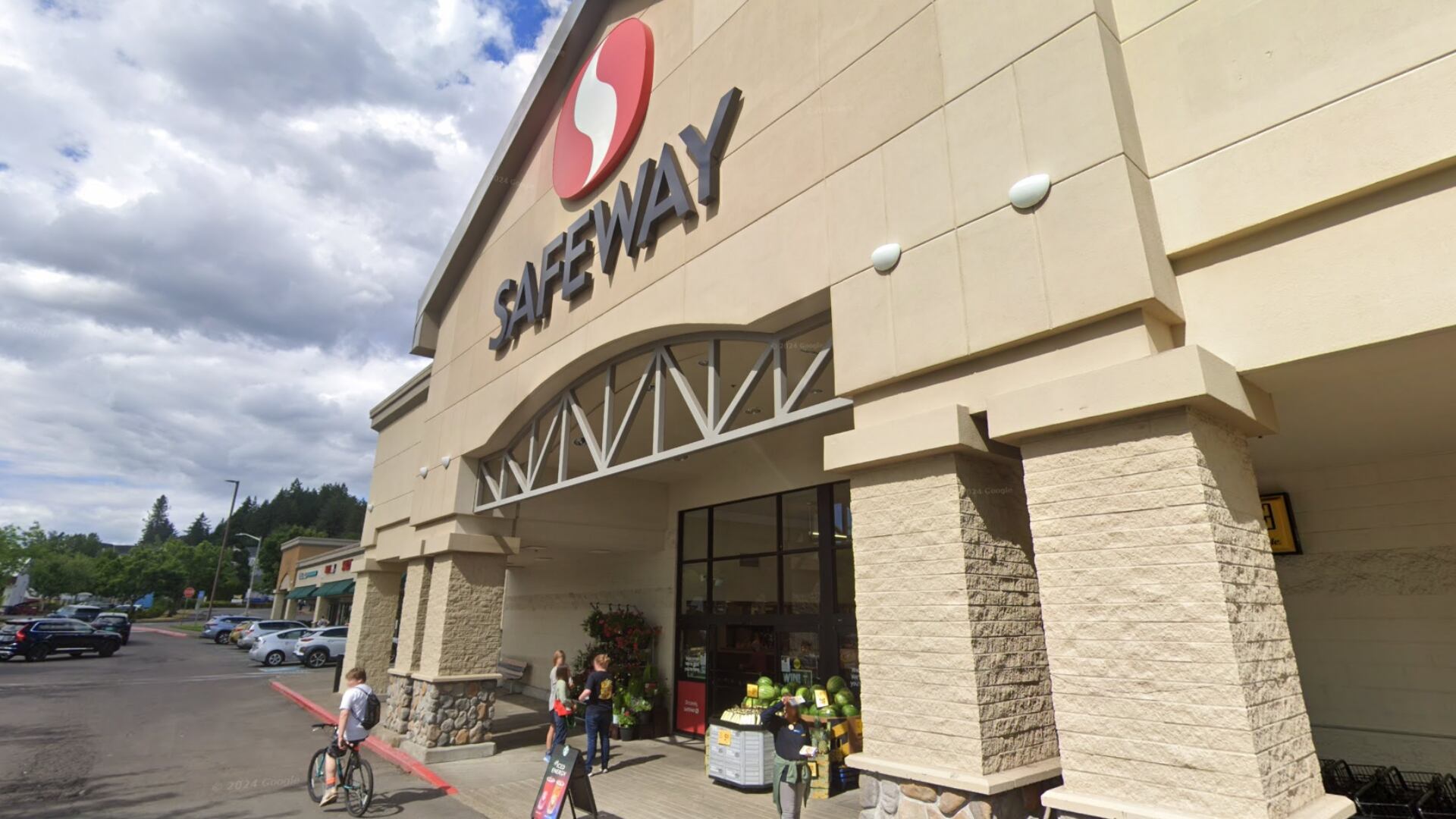 Safeway employees join the picket line at several locations in Southern ...