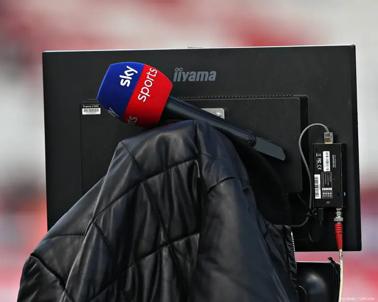 Engelse journalist steunt Verstappen en valt weggestuurde collega aan ...