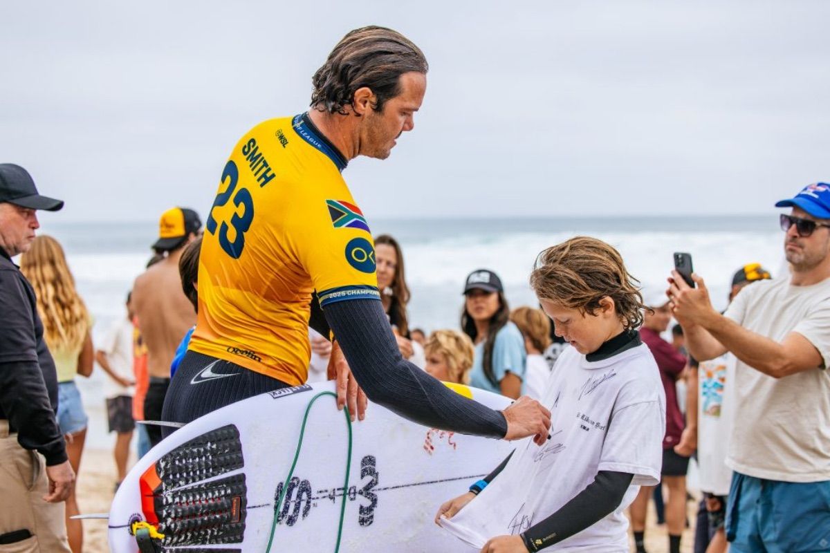 Jordy Smith retains no.1 position in world surf rankings