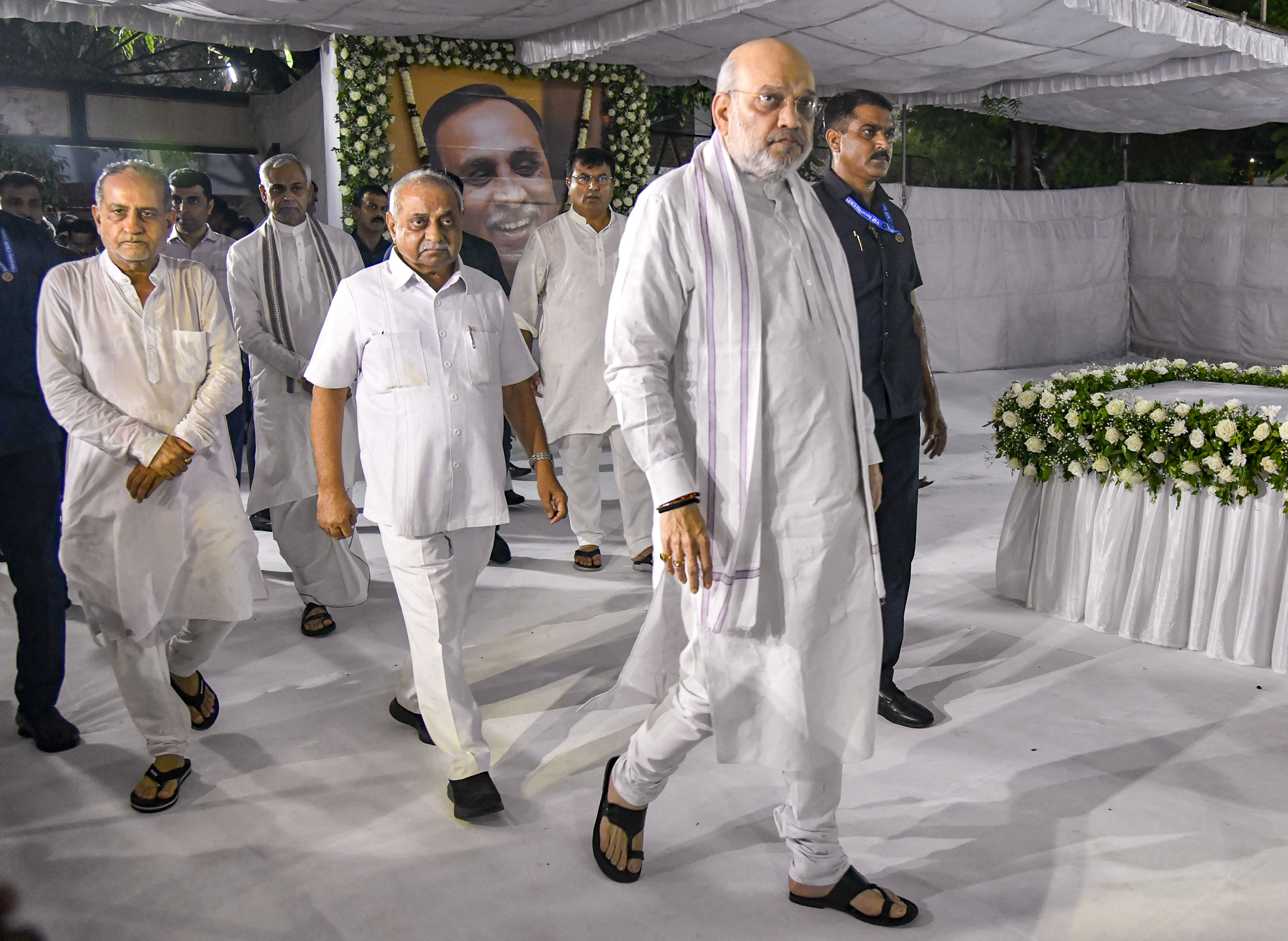 Rupani cremated with full state honours at Rajkot; politicians ...