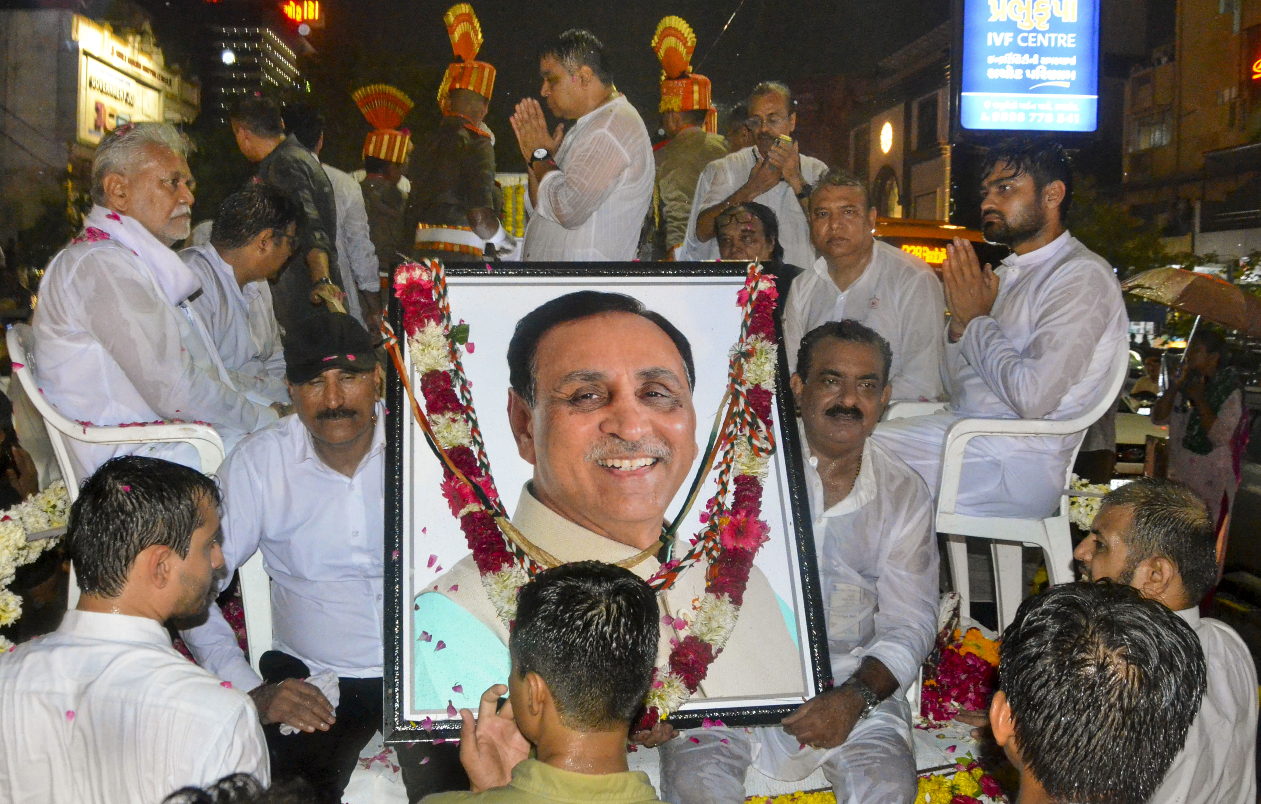 Rupani cremated with full state honours at Rajkot; politicians ...