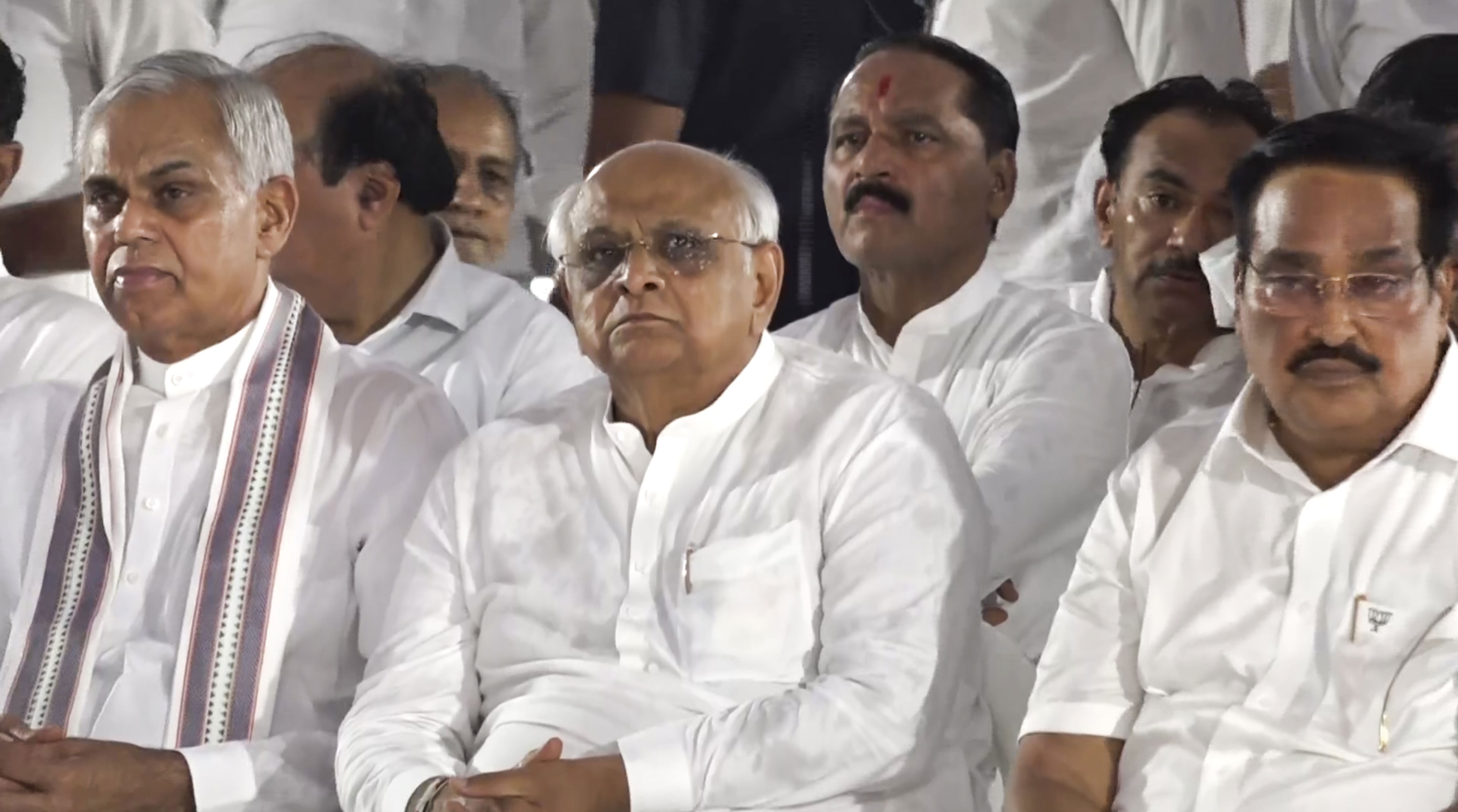 Rupani cremated with full state honours at Rajkot; politicians ...