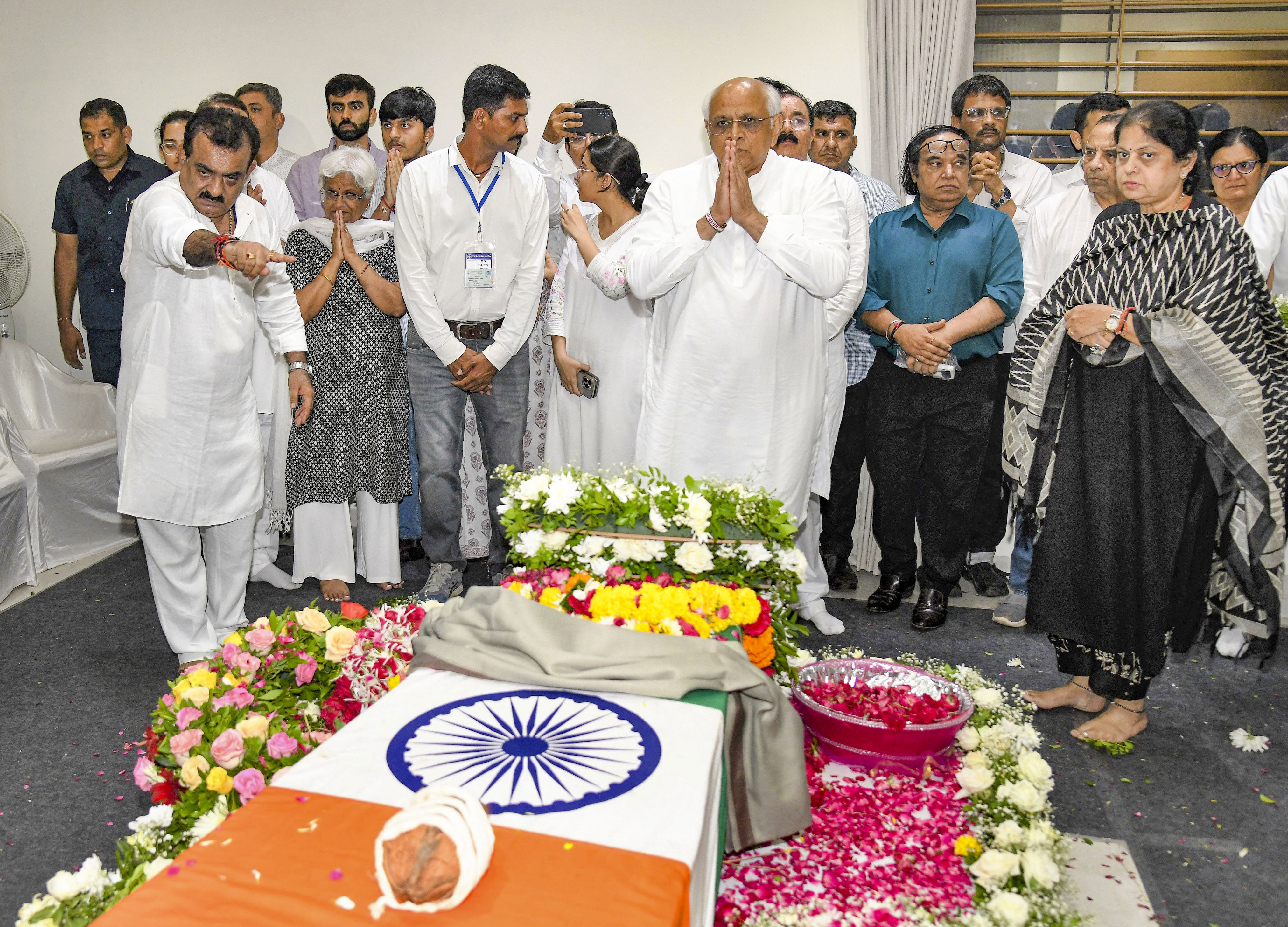 Rupani cremated with full state honours at Rajkot; politicians ...