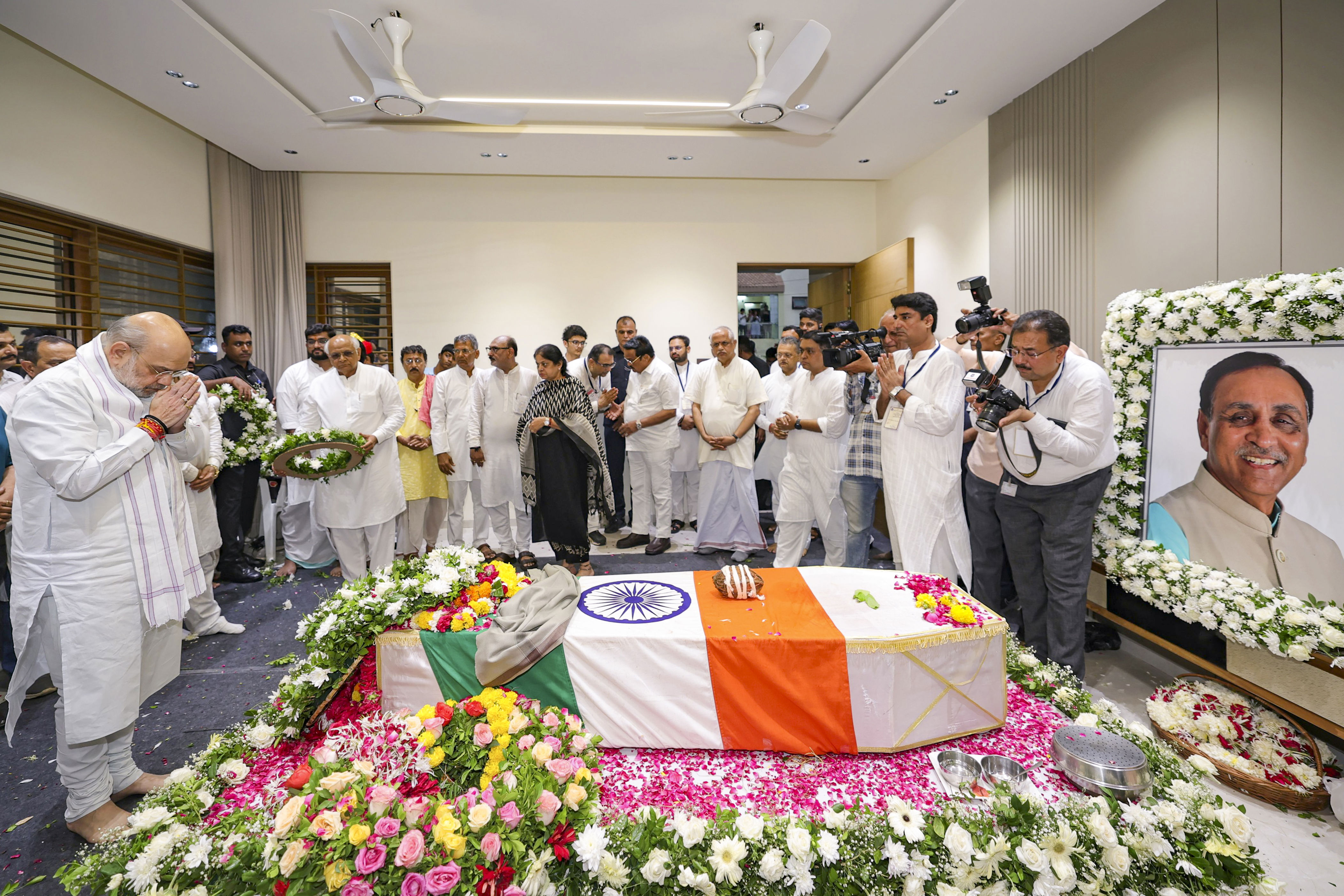Rupani cremated with full state honours at Rajkot; politicians ...