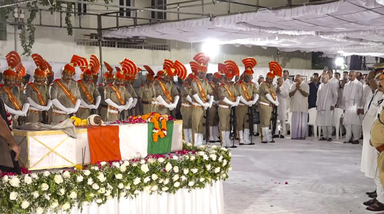 Rupani cremated with full state honours at Rajkot; politicians ...