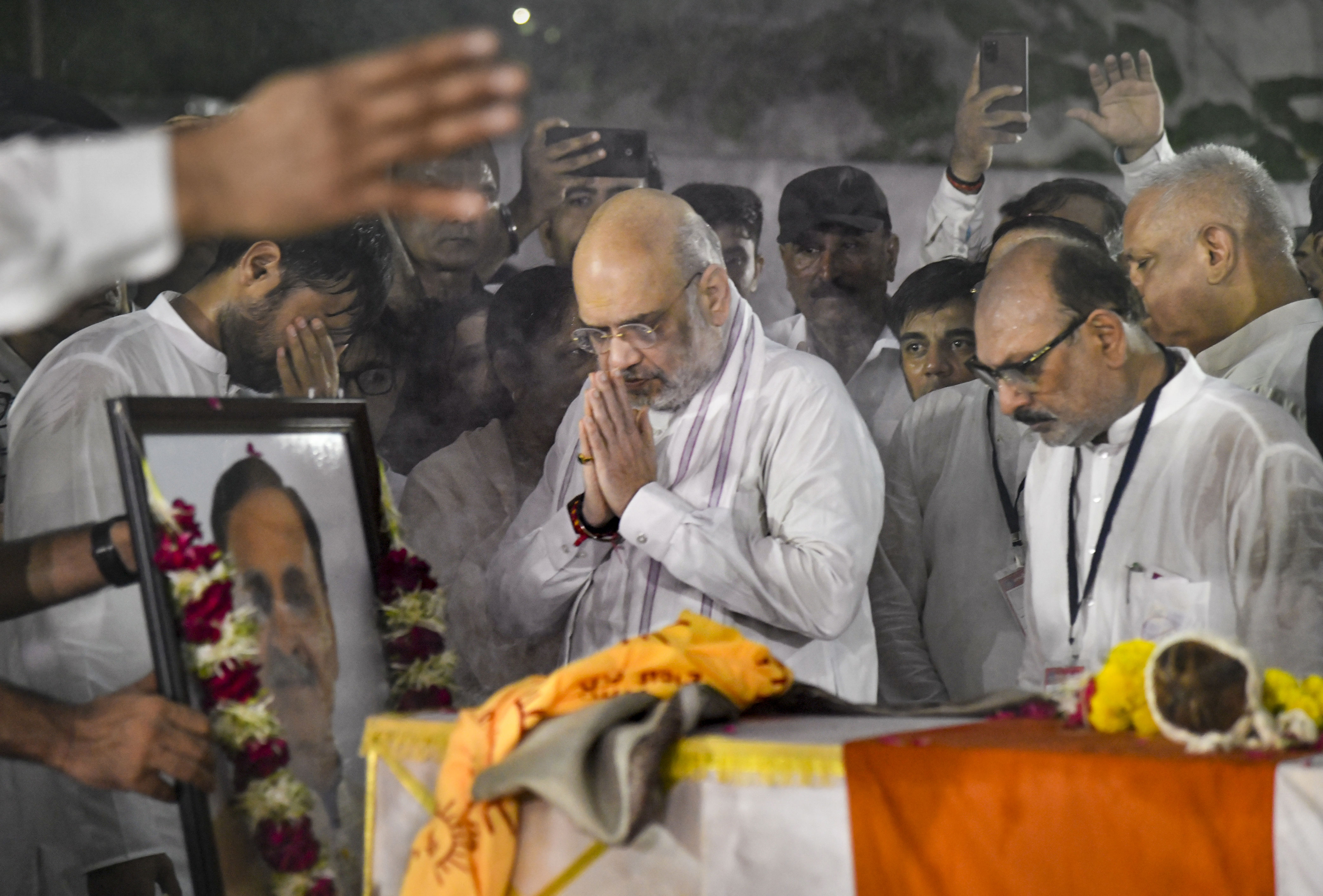 Rupani cremated with full state honours at Rajkot; politicians ...