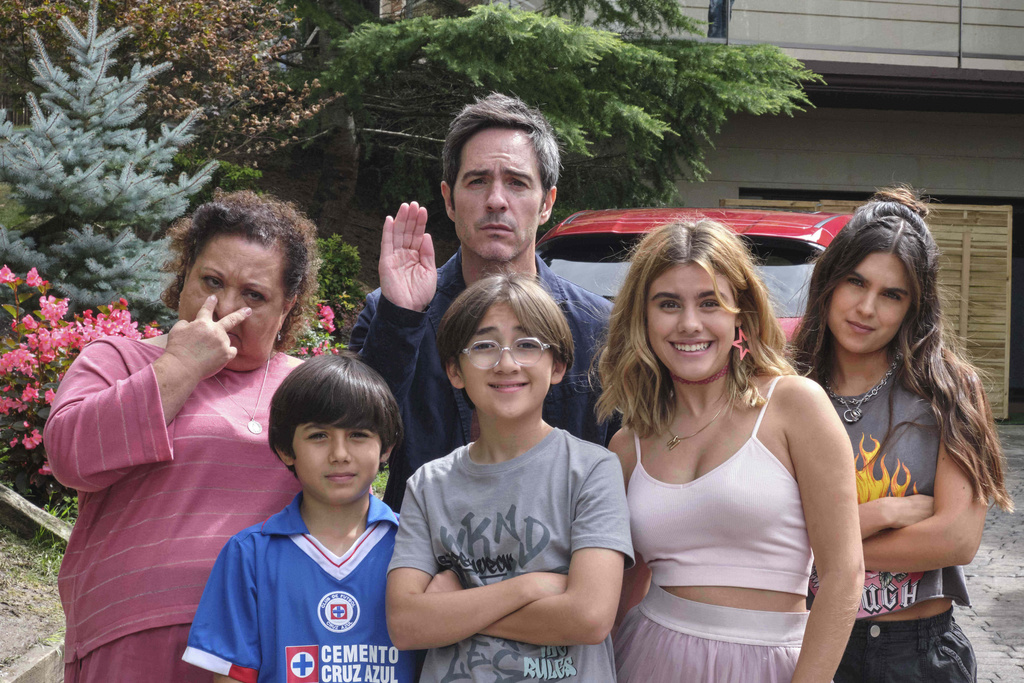 Papá vuelve soltero e interpretado por Mauricio Ochmann