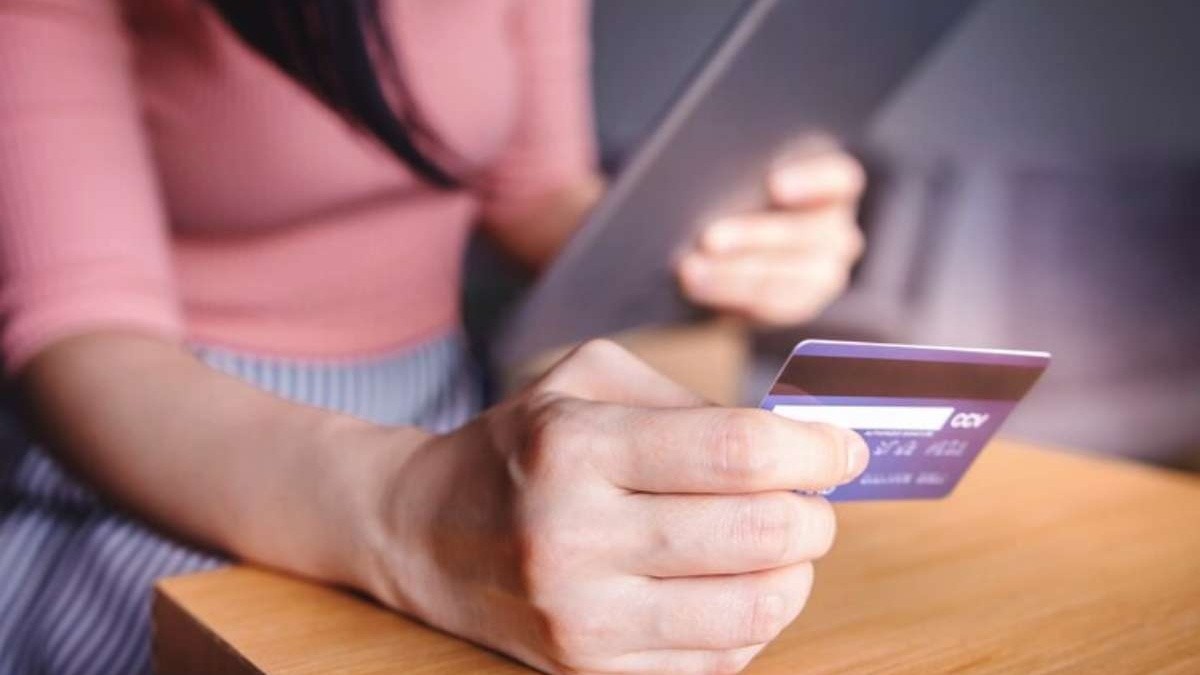 Here's how they steal your bank account from Facebook