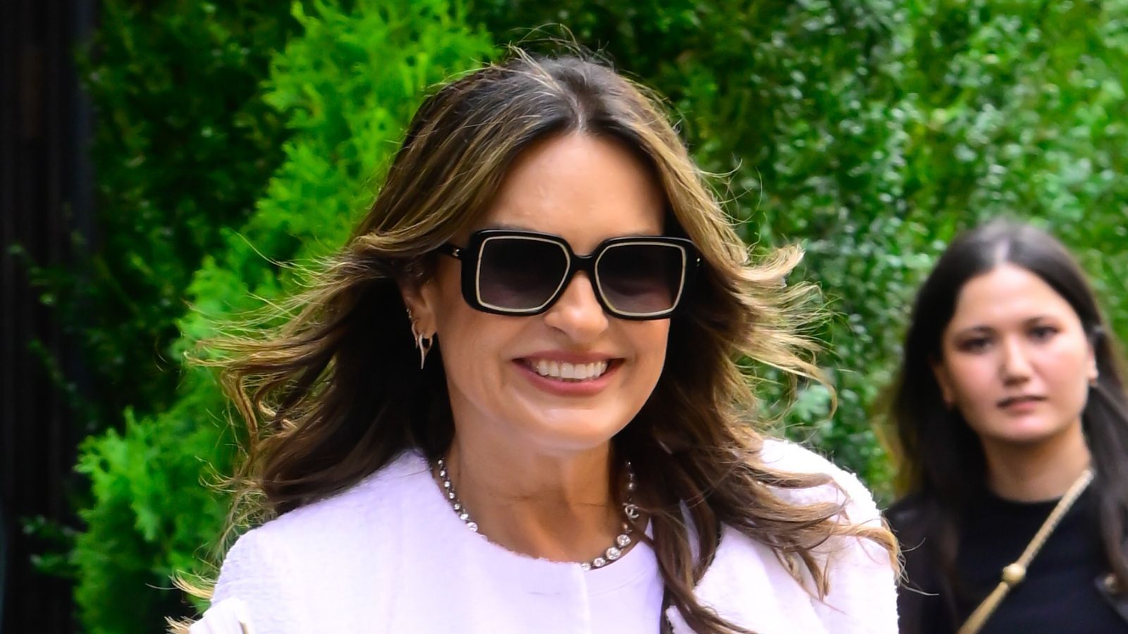 Mariska Hargitay's figure-flattering wide-leg jeans and bouclé jacket ...