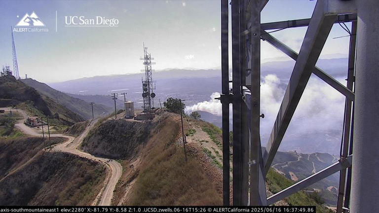 Brush fire breaks out in Ventura County, threatens high-tension power lines
